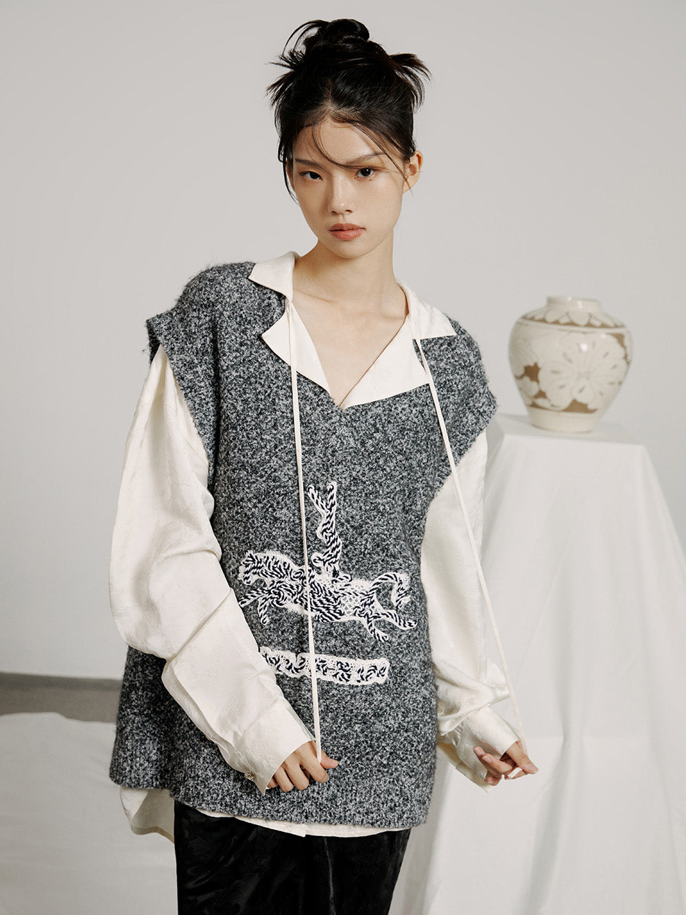 MUKZIN Embroidered Gray Fashionable Versatile Casual Vest