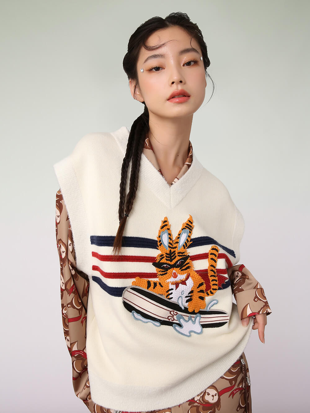 MUKZIN White Artists Joint Vest-women's sweater vest